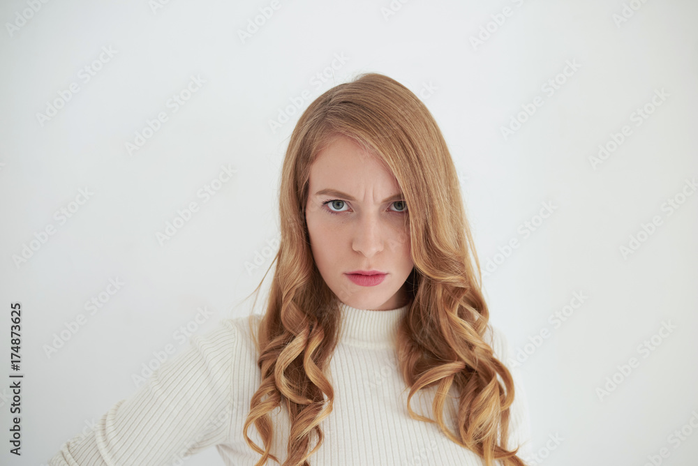 Foto de Picture of serious angry adult woman with blue eyes and curly ...