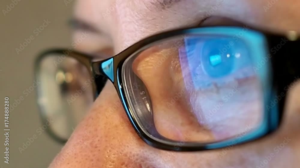 Stockvideon Girl's eyes looking at the screen of tablet. The eye ...