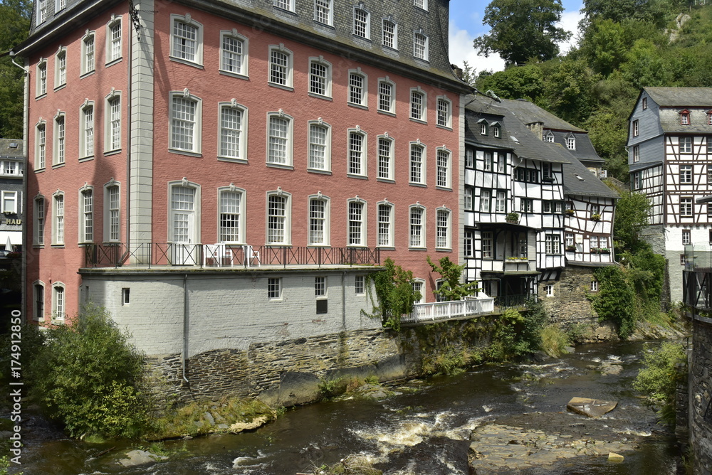 Der Rote Haus (la Maison Rouge) ,l'imposante bâtisse du 18ème siècle ...