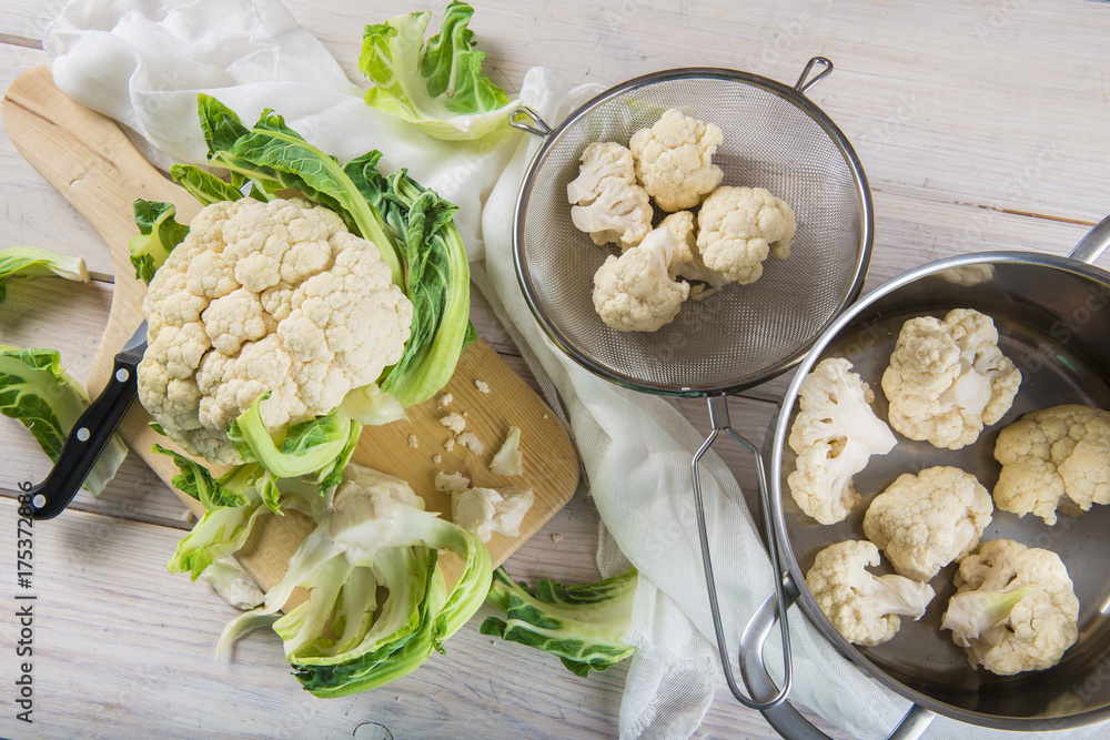 Coliflor cruda en la mesa de la cocina, verdura para una dieta de ...