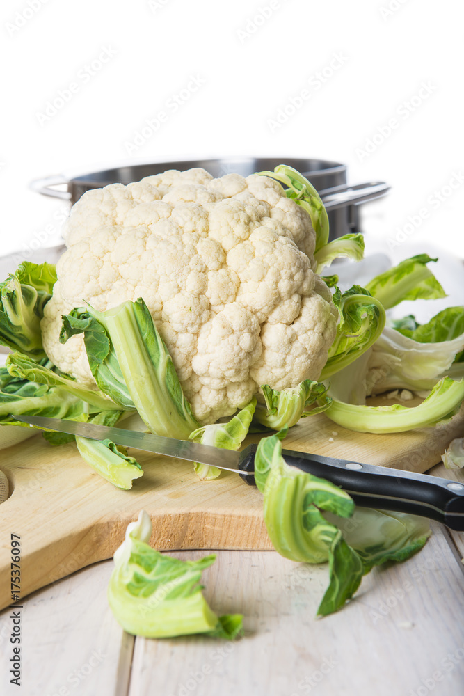 Coliflor cruda en la mesa de la cocina, verdura para una dieta de ...