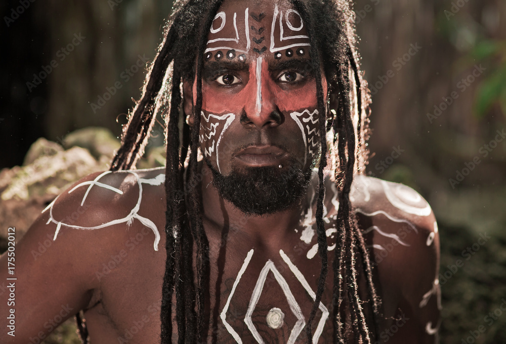 Foto de Black man with dreadlocks in the image of the Taino Indian in habitat, body painting ...