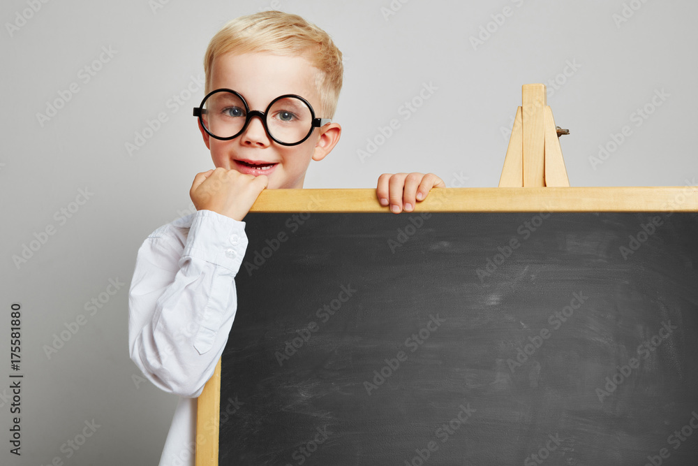 Kind mit Brille steht hinter Tafel Stock Photo | Adobe Stock