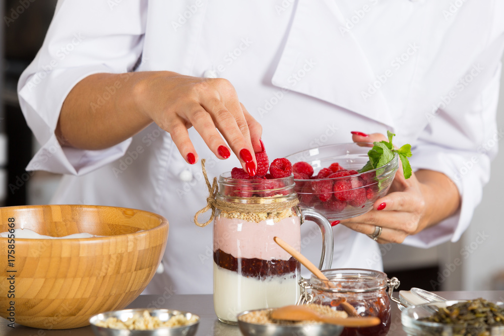 Cook making a dessert foto de Stock | Adobe Stock