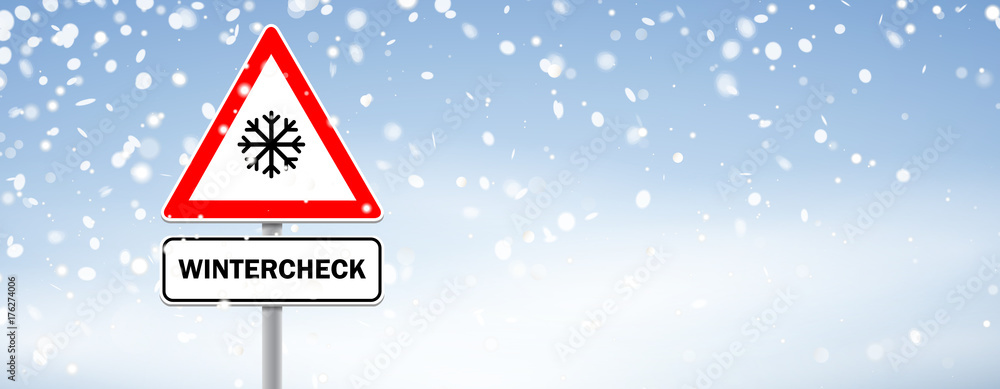 Wintercheck - Warnschild mit Schnee Icon und Schild vor Schnee Kulisse ...