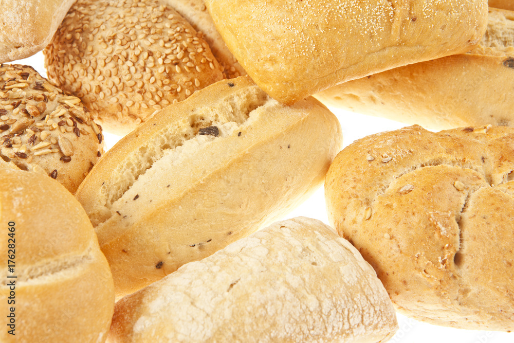 distintos tipos de pan en un fondo blanco aislado Stock Photo | Adobe Stock