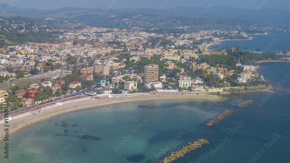 Vista aerea panoramica della spiaggia di Santa Marinella, in provincia ...