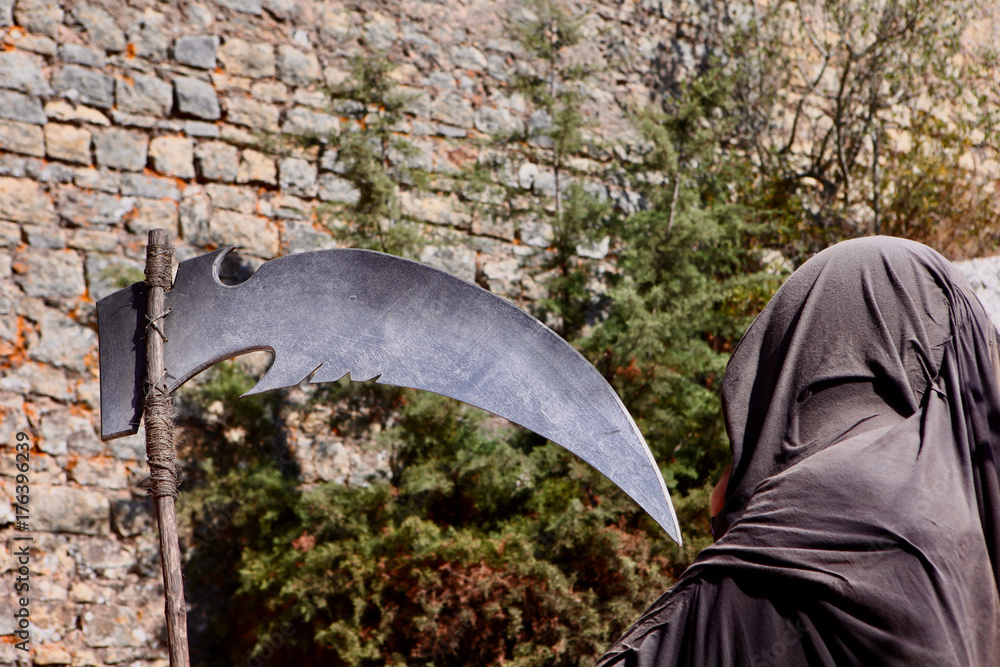 La faucheuse avec sa faux Stock Photo | Adobe Stock