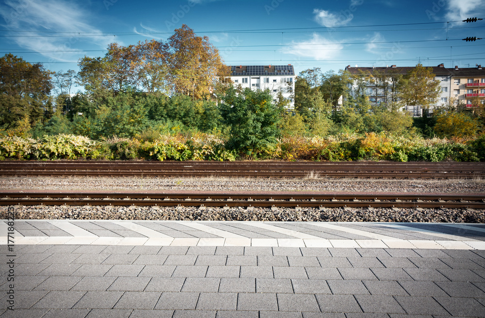 Bahnhof Bahnsteig gepflastert horizontal mit Markierungen und Häusern ...