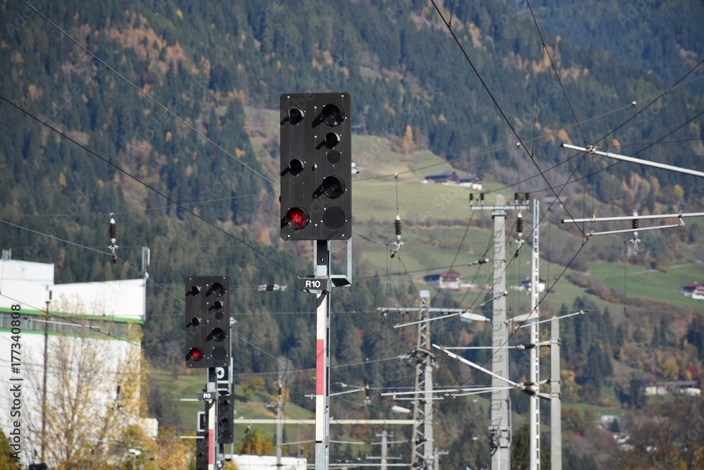 Signal. Eisenbahnsignal, Bahnsignal, Hauptsignal, Lichtsignal, fahren ...