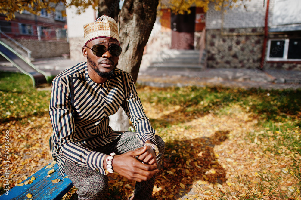 Portrait of stylish black african american man at hat and sunglasses ...