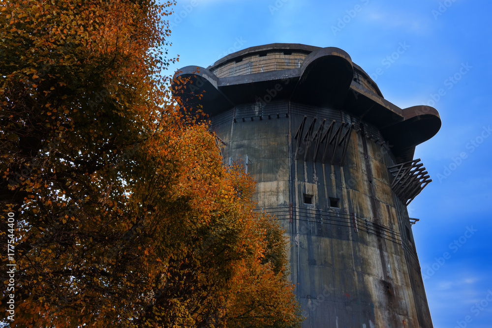 Flakturm Wien Augarten im Herbst Stock-Foto | Adobe Stock