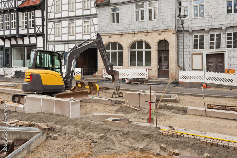 Strassenbau - Pflasterarbeiten und Verbau grosser Steinquader foto de ...