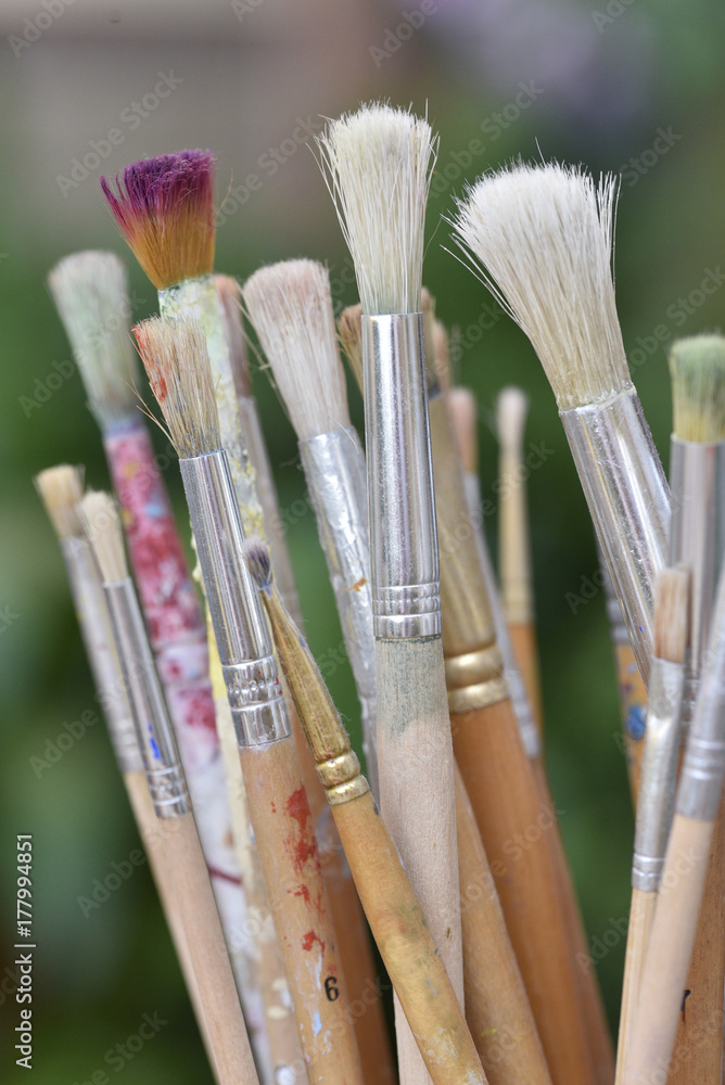 Pinceles de brocha de distintos tamaños y grosores para pintar Stock ...