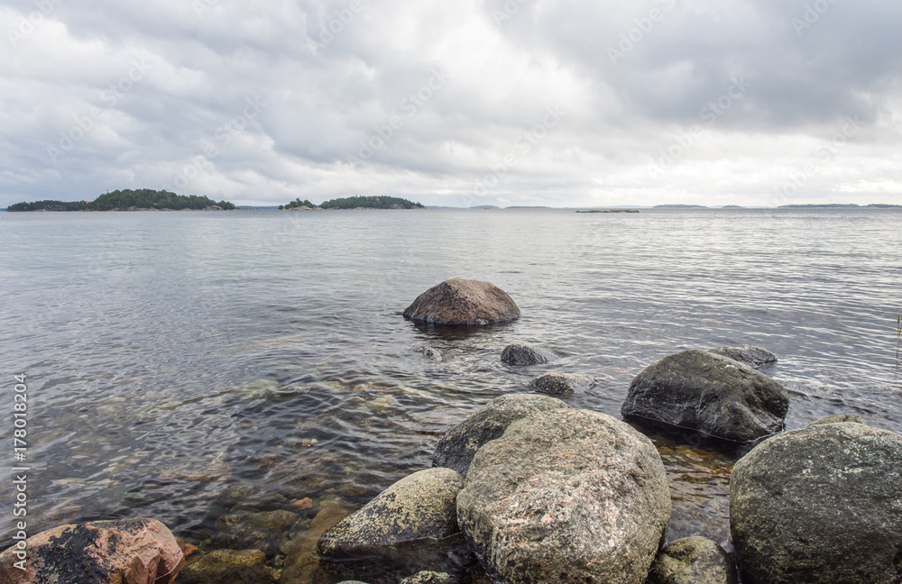 Stenig strand på Björnö i Stockholms skärgård ภาพถ่ายสต็อก | Adobe Stock