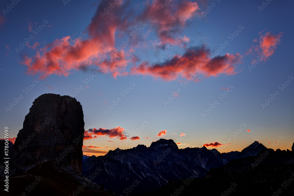 Foto de Mountain Cinque Torri (The Five Pillars) at sunrise, Dolomites ...