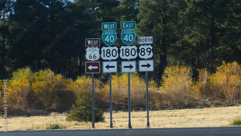 Vidéo Stock Road signs along historic US Route 66 with passing cars ...