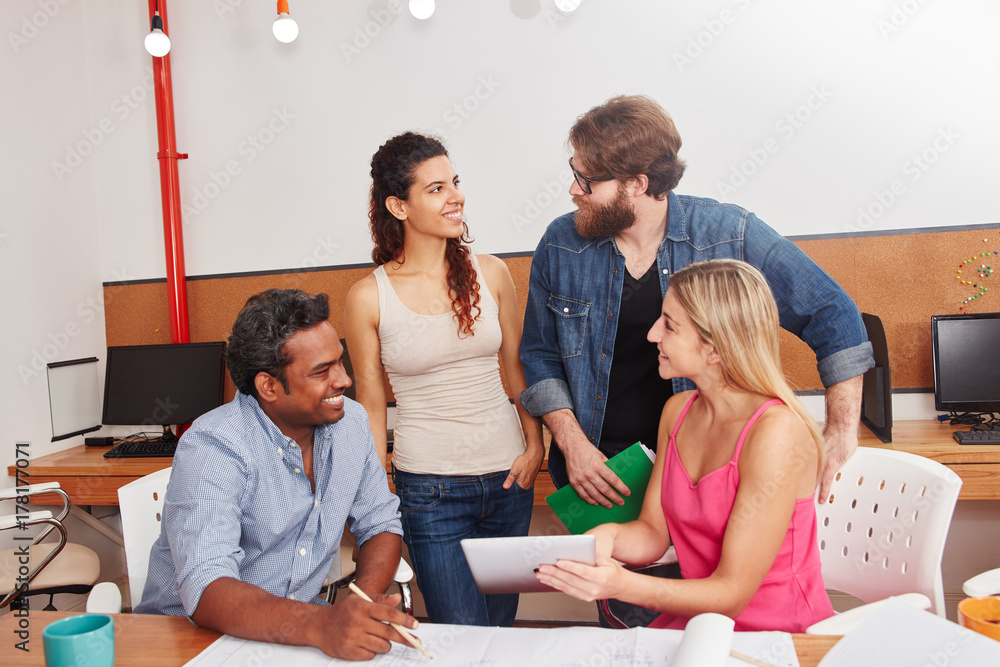 Studenten Team in einer Diskussion Stock Photo | Adobe Stock