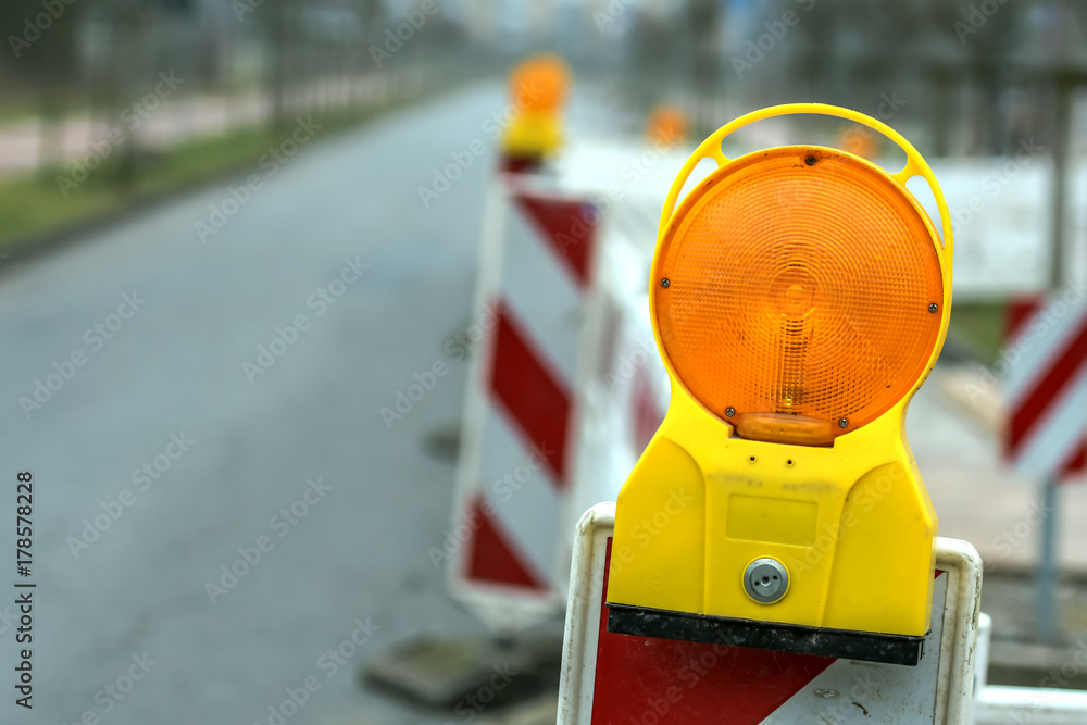 Reflektierende Straßensperre oder Baustellensperre mit Signallampe auf ...