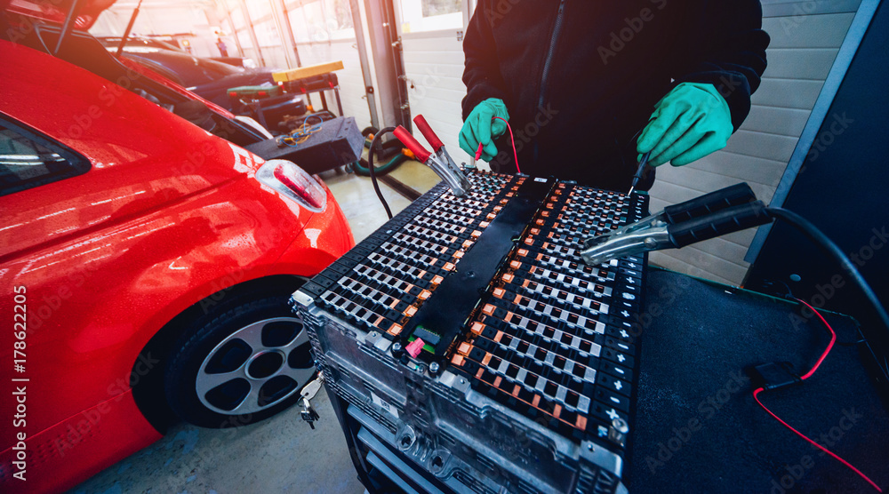 Charging the batteries of the elecric motor. Disassembling the battery ...