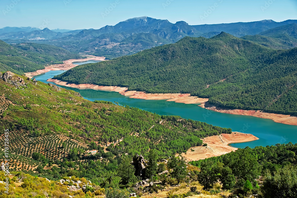 Embalse del Tranco, en el parque natural de Cazorla, Segura y Las ...