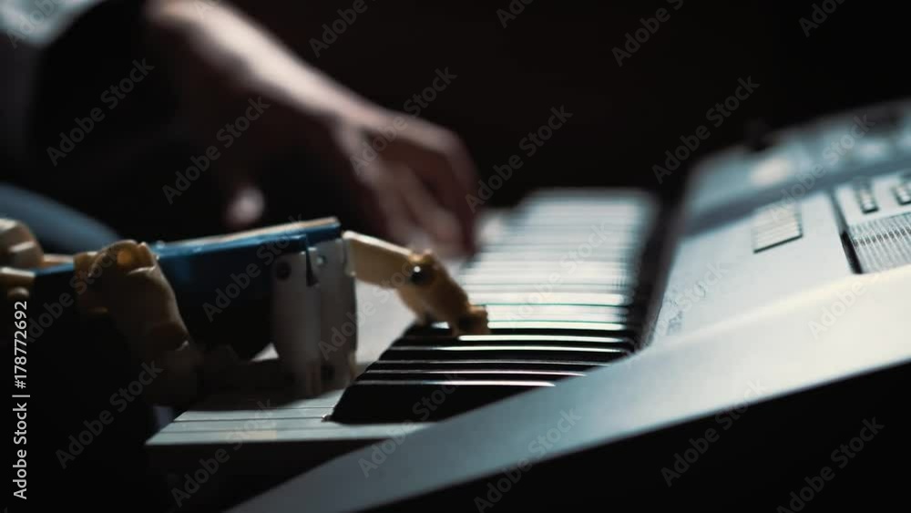 Vidéo Stock man musician pianist with a prosthetic hand playing the ...