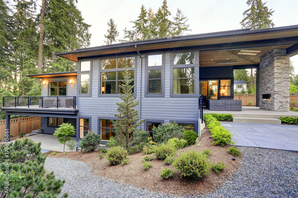 New modern two-story home features backyard area Stock-Foto | Adobe Stock
