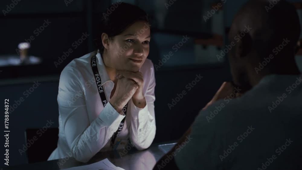 Vidéo Stock Female police detective questioning a crime suspect ...