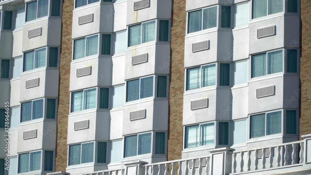 Vidéo Stock Establishing shot day time exterior close up hotel room ...