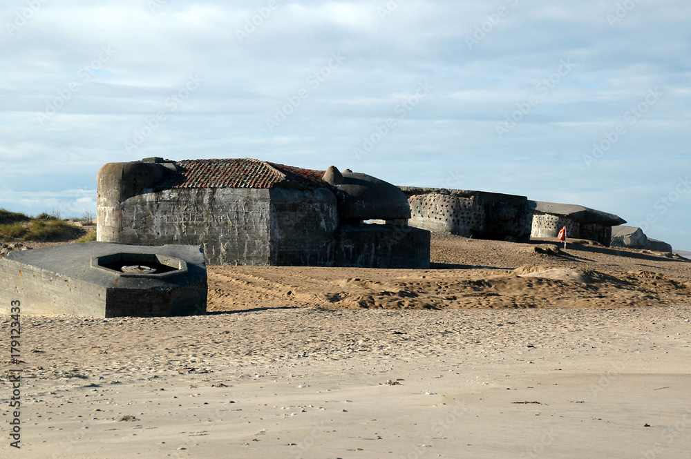 Foto de Remains of the Atlantic Wall at the beach of Thyboroen in ...