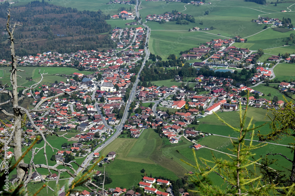 Ortskern von Inzell im Chiemgau, Oberbayern, gesehen vom Gipfel des ...