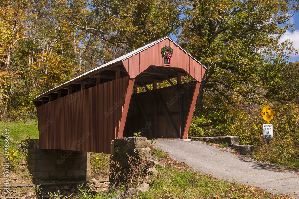 Fletcher Covered Bridge - An old red covered bridge in autumn. foto de ...