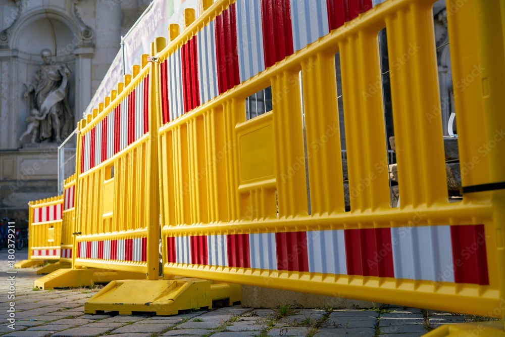 gesperrte Straße auf Grund einer Baustelle in der Altstadt von Dresden ...