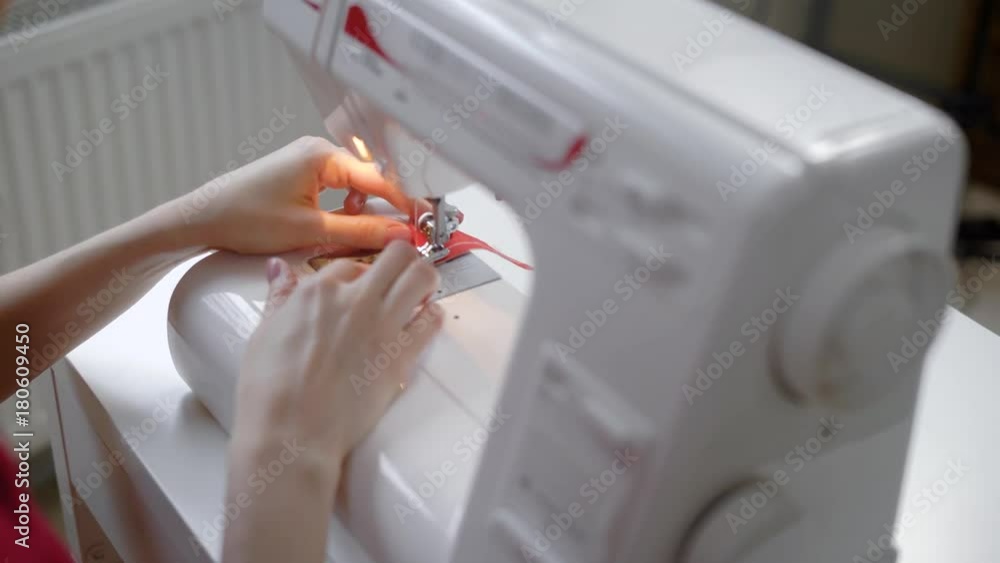 Vidéo Stock Close shot on a woman's hands, who works behind an electric ...