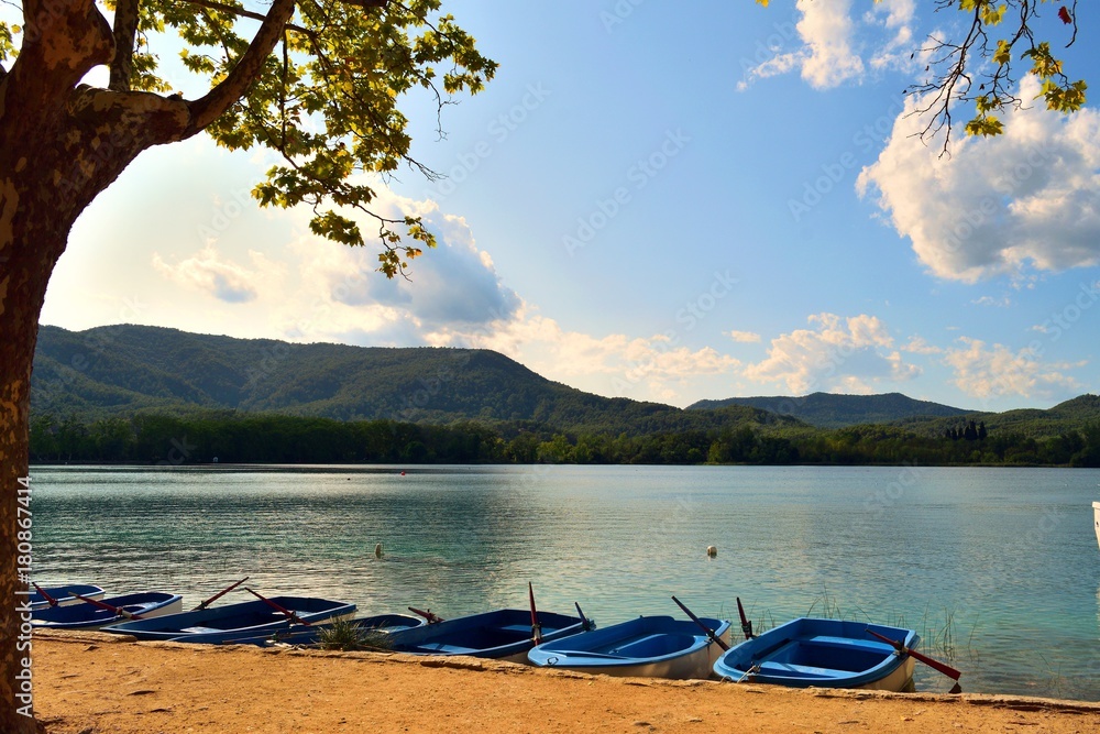 paesaggio del lago di Banyoles, il più grande lago della Catalogna ...