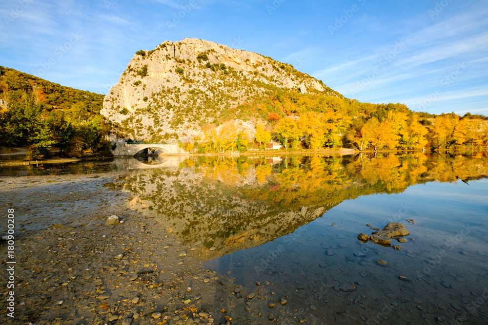 Paysage de Provence en automne. France. Lac de Quinson, les rochers ...