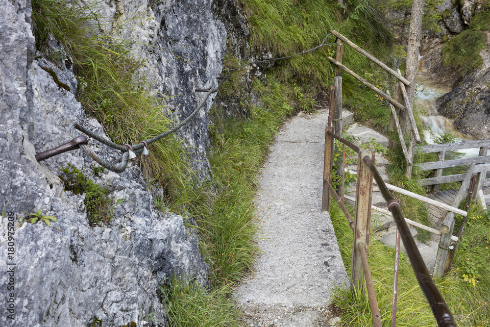Weg und Brücke am Wasserfall Grüne Gumpe, Bayrischzell, Oberbayern ...