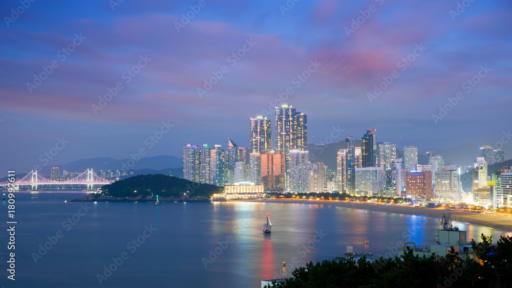 Foto de Night view of Haeundae beach. Haeundae beach is Busan's most ...