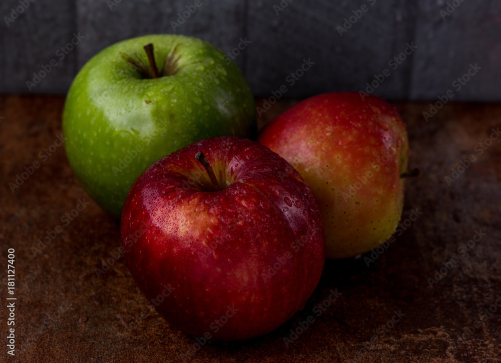 Manzanas rojas y verdes en diferentes superficies con rocio y gotas de ...