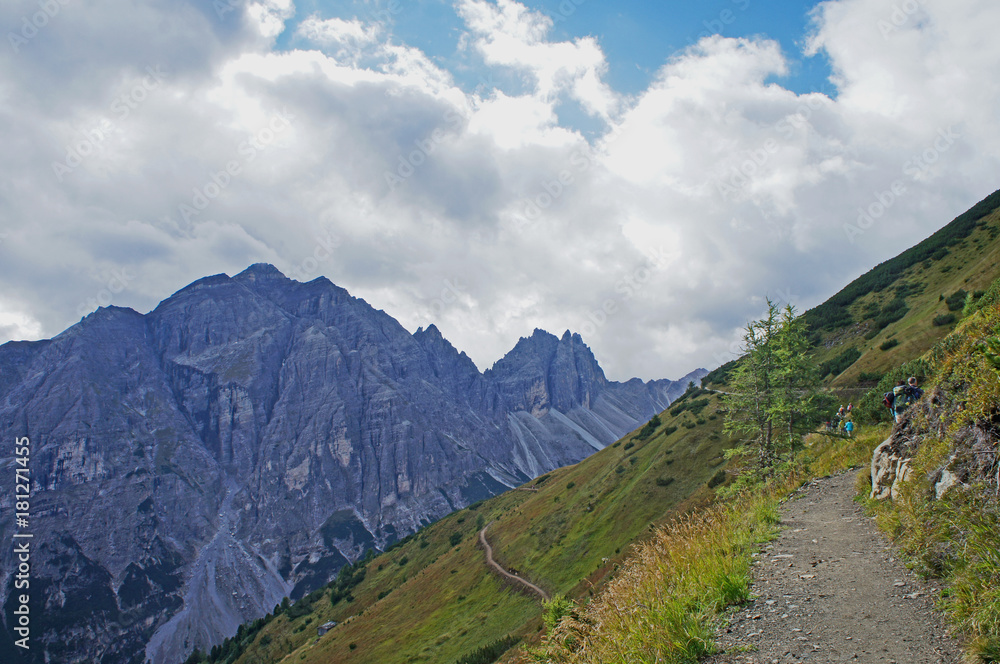 Stockfoto Bergpfad im Hochgebirge/Wandern in den Stubaier Alpen in ...