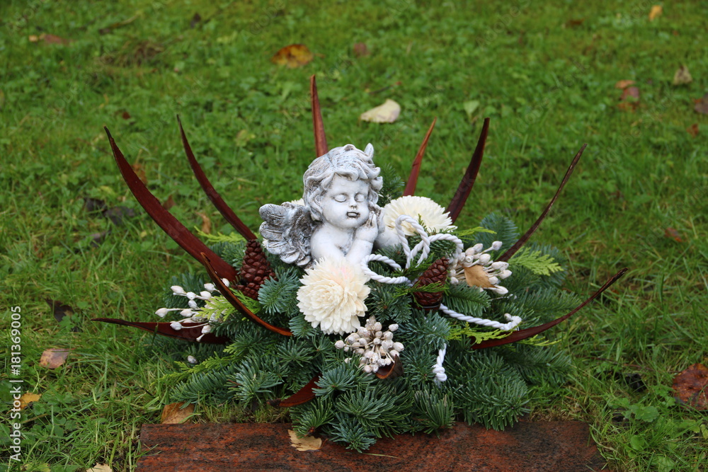 Grabschmuck im Herbst auf dem Friedhof Stock-Foto | Adobe Stock