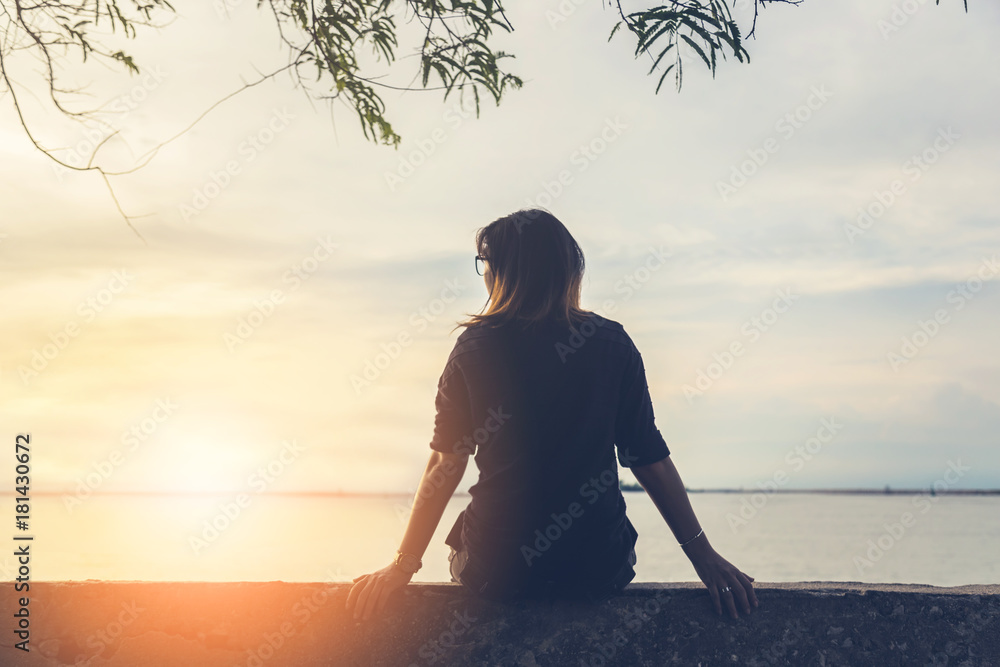 shadow of people sit with background of senset and the ocean Silhouette ...