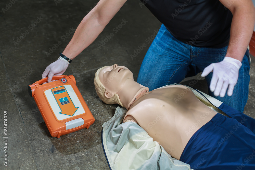 Foto de The use of an automatic external defibrillator in conducting a ...