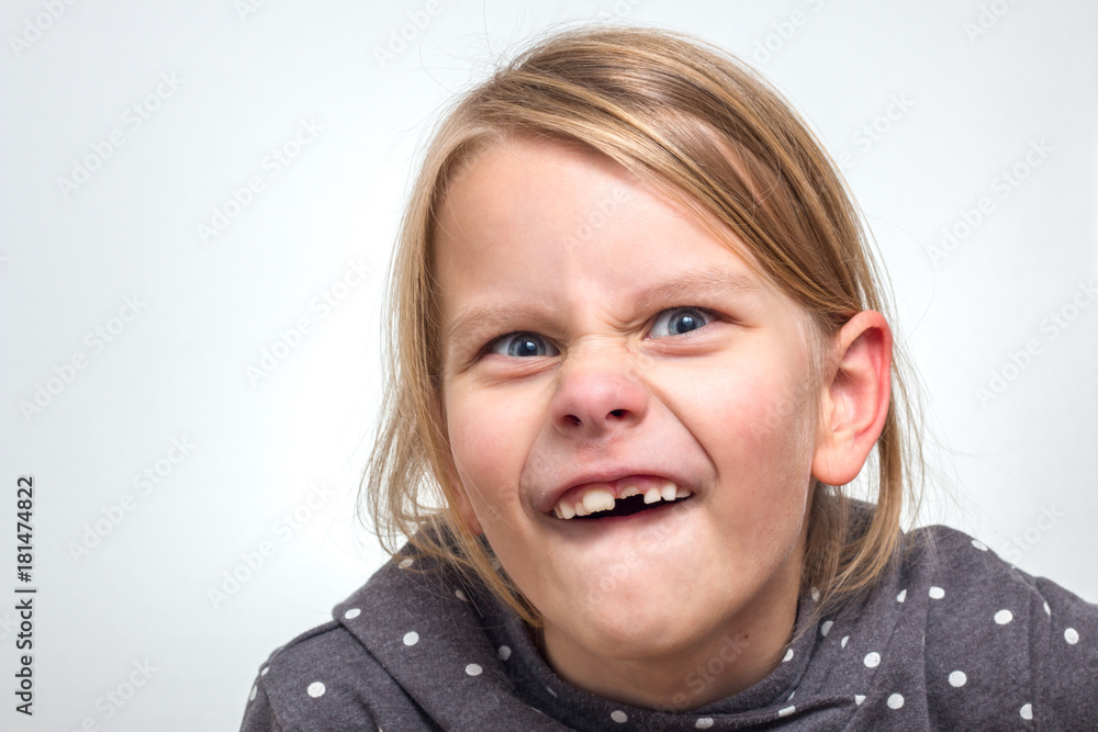 Mädchen zeigt ihre Zahnlücke und macht eine lustige Grimasse Stock ...