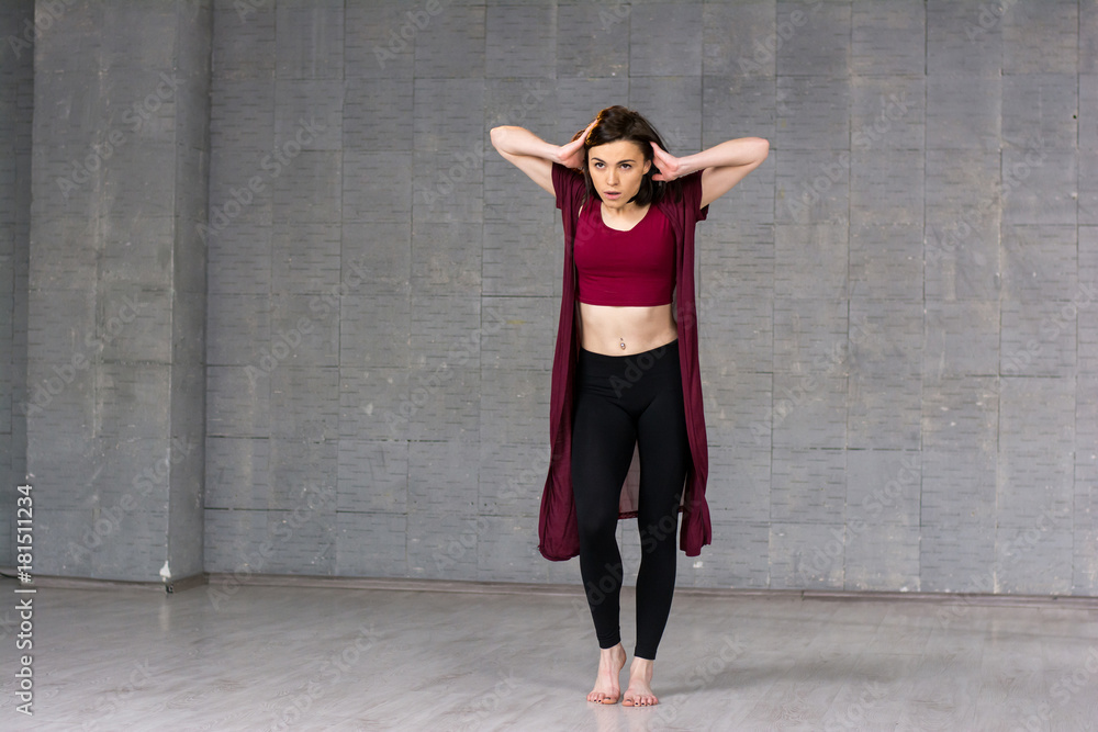 Sexy young hip hop dancer. Pretty dancer girl posing on studio ...