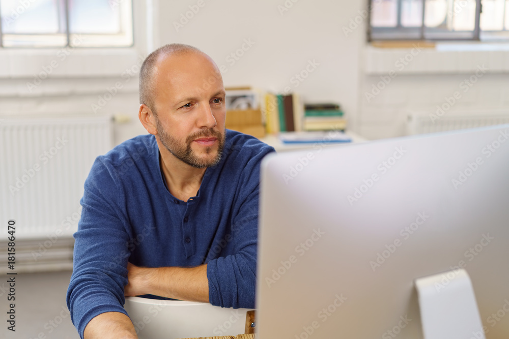 mann sitzt entspannt am computer Stock-Foto | Adobe Stock