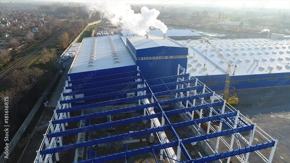 Vidéo Stock smoke from a pipe on the roof of a factory or factory, the ...