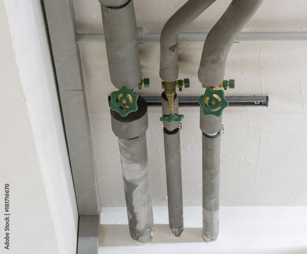 Absperrventile in Wasserleitungen Stock-Foto | Adobe Stock