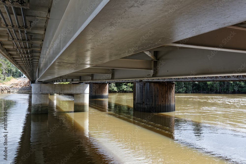 Sous le nouveau pont de la rivière Comté en fin de construction dans la ...