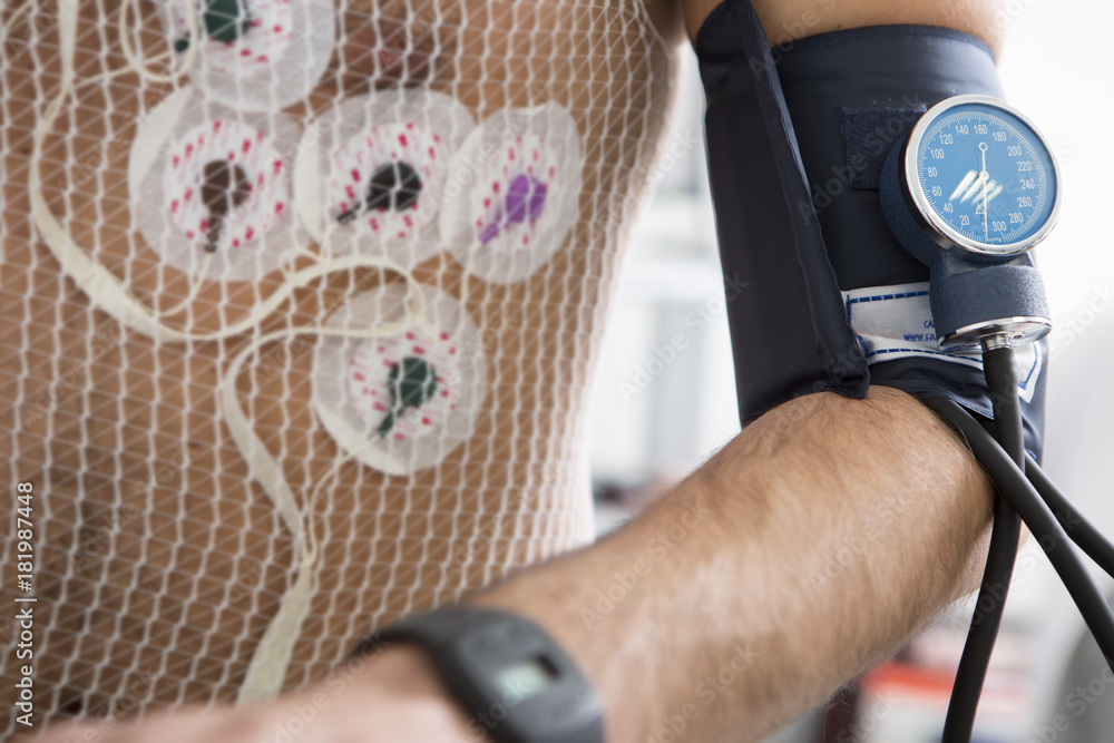 Uomo che si sottopone a elettrocardiogramma e misurazione della ...